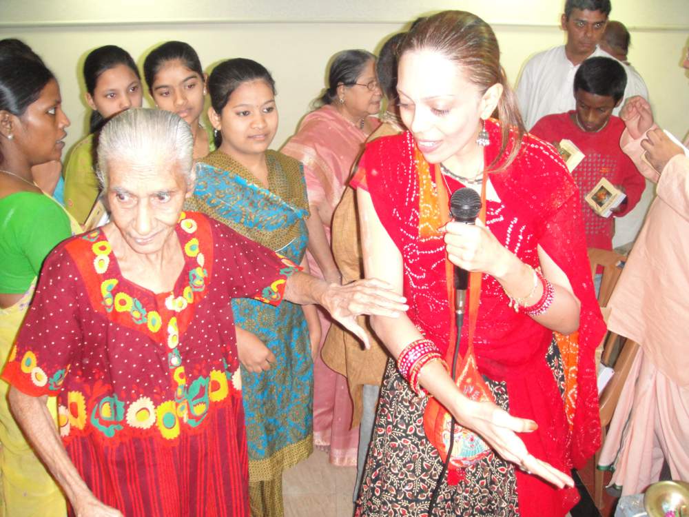 Distributing Bhagavad Gitas | ISKCON Book Distribution
