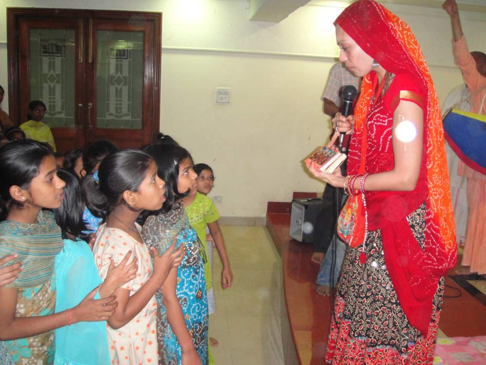 Giving the Holy Name Card | ISKCON Book Distribution