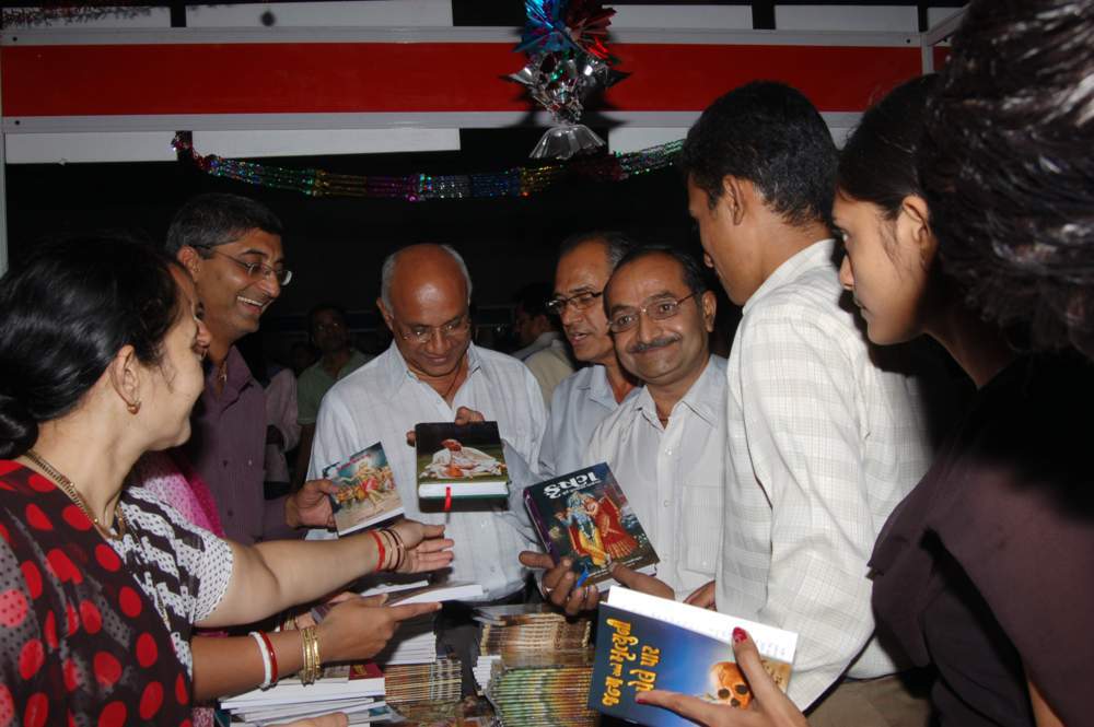 Book Distribution by ISKCON Surat Grihasta Devotees | ISKCON Book ...